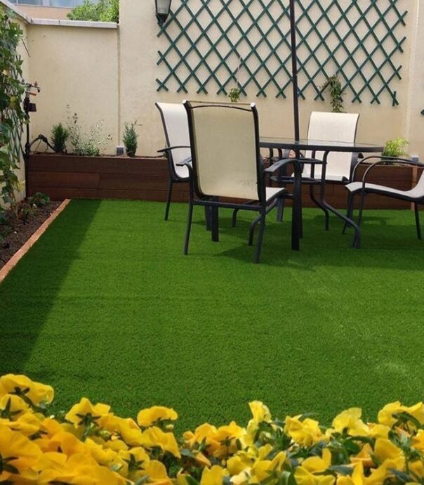 Grama artificial para un patio siempre nítido